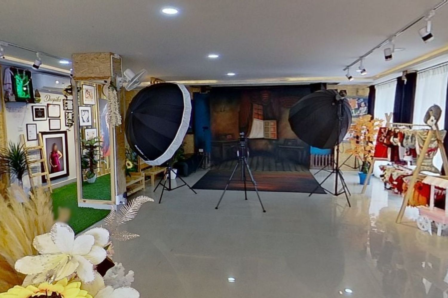 Virtual Tour of Photo Max Studio