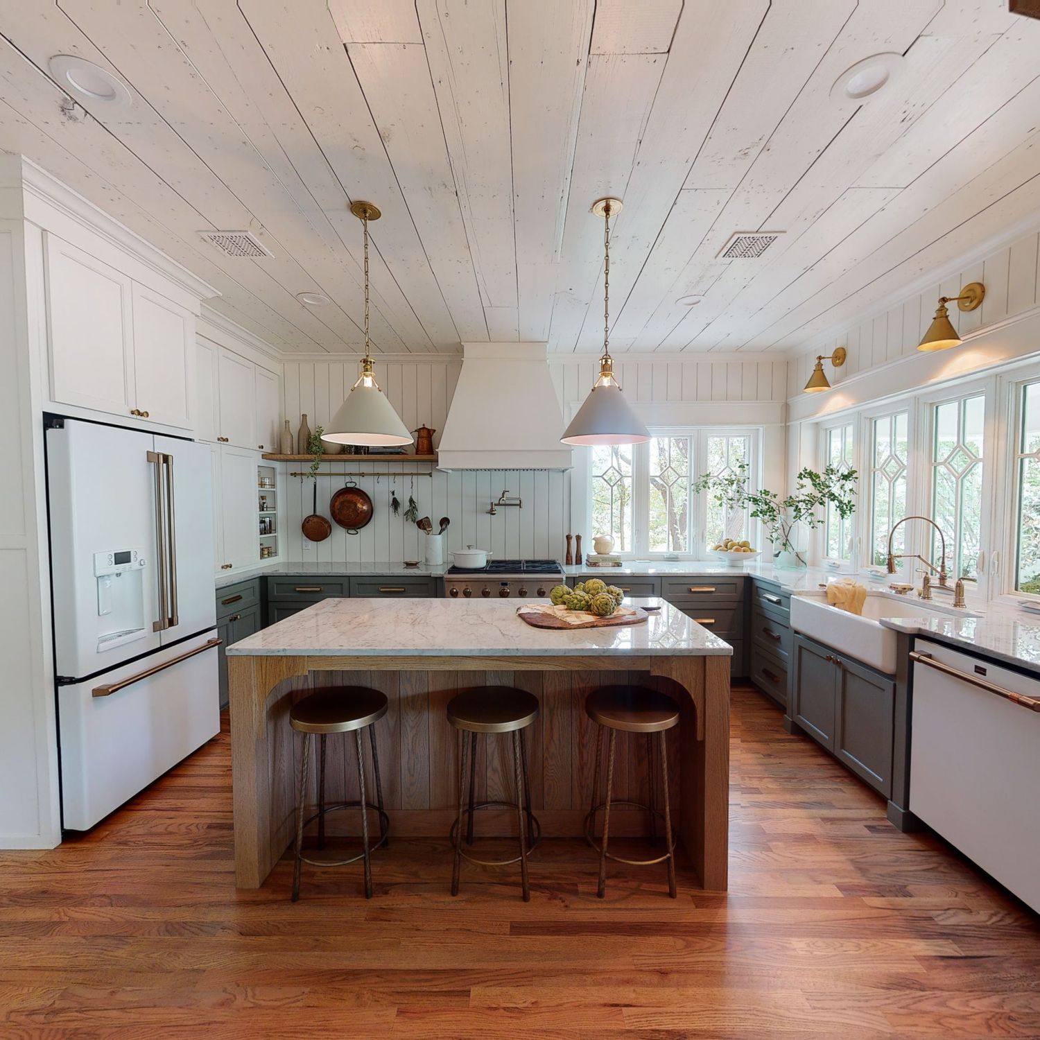 Tour Kitchen in Fixer Upper: Welcome Home—Season 1, Episode 7 from ...